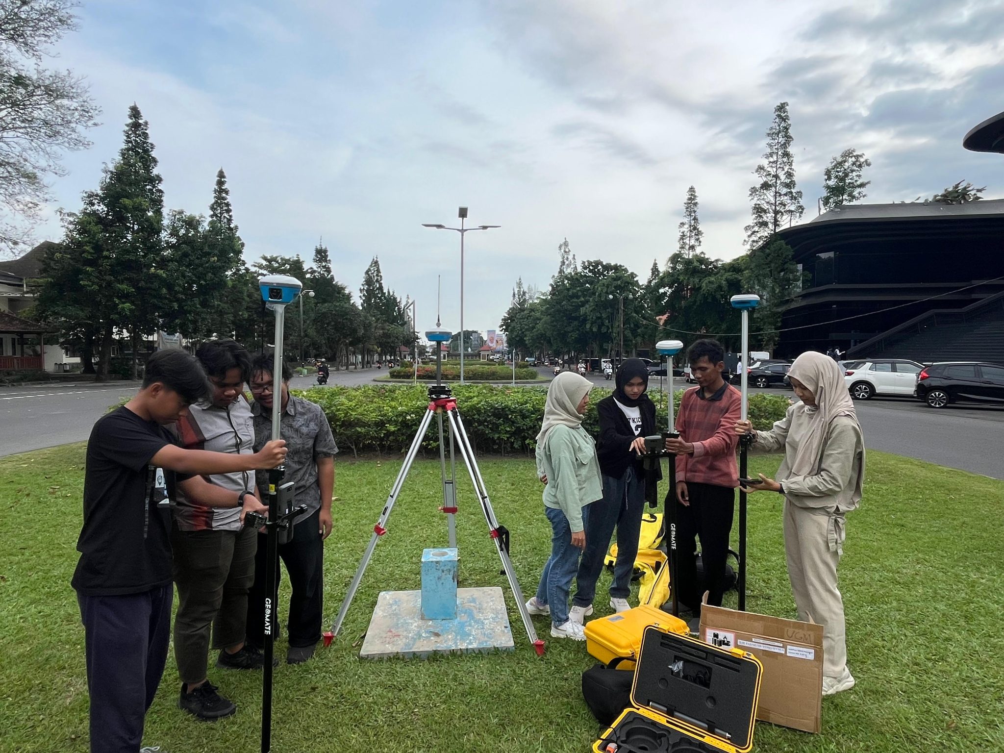 Mahasiswa Geodesi UGM Ikuti Pelatihan GNSS GINTEC Terintegrasi Kamera ...